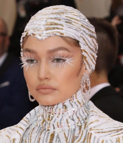 Gray eyelashes and bleached eyebrows - a new trend in 2022