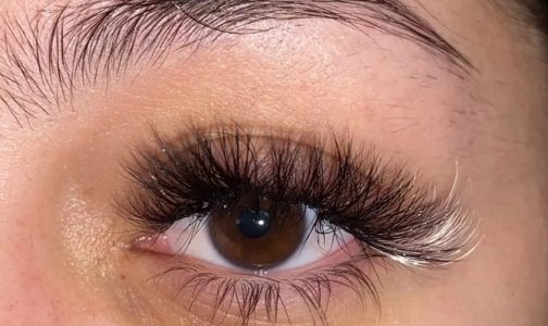 Gray eyelashes and bleached eyebrows - a new trend in 2022