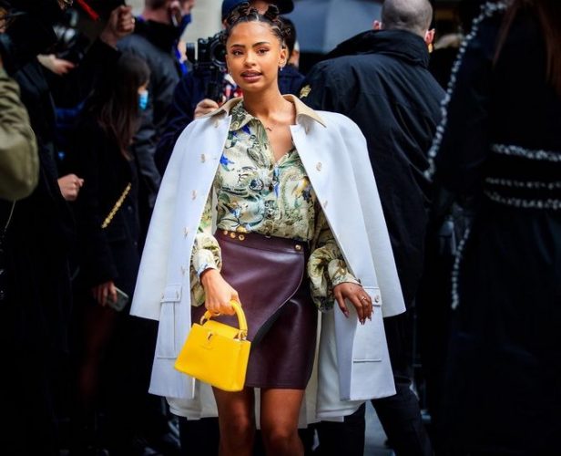 Как носить трендовую ярко-желтую сумку